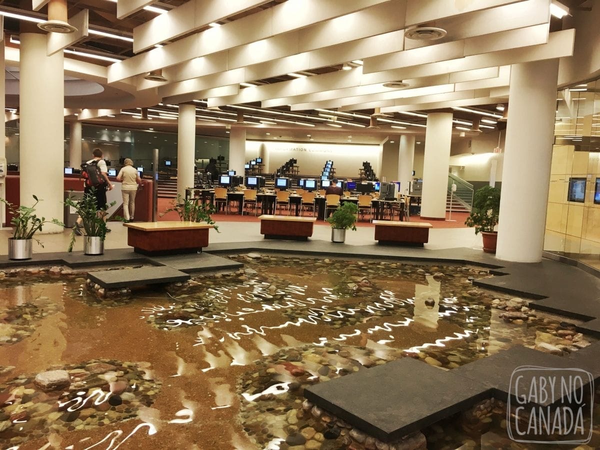 As incríveis formas e luzes da Toronto Reference Library, a maior ...