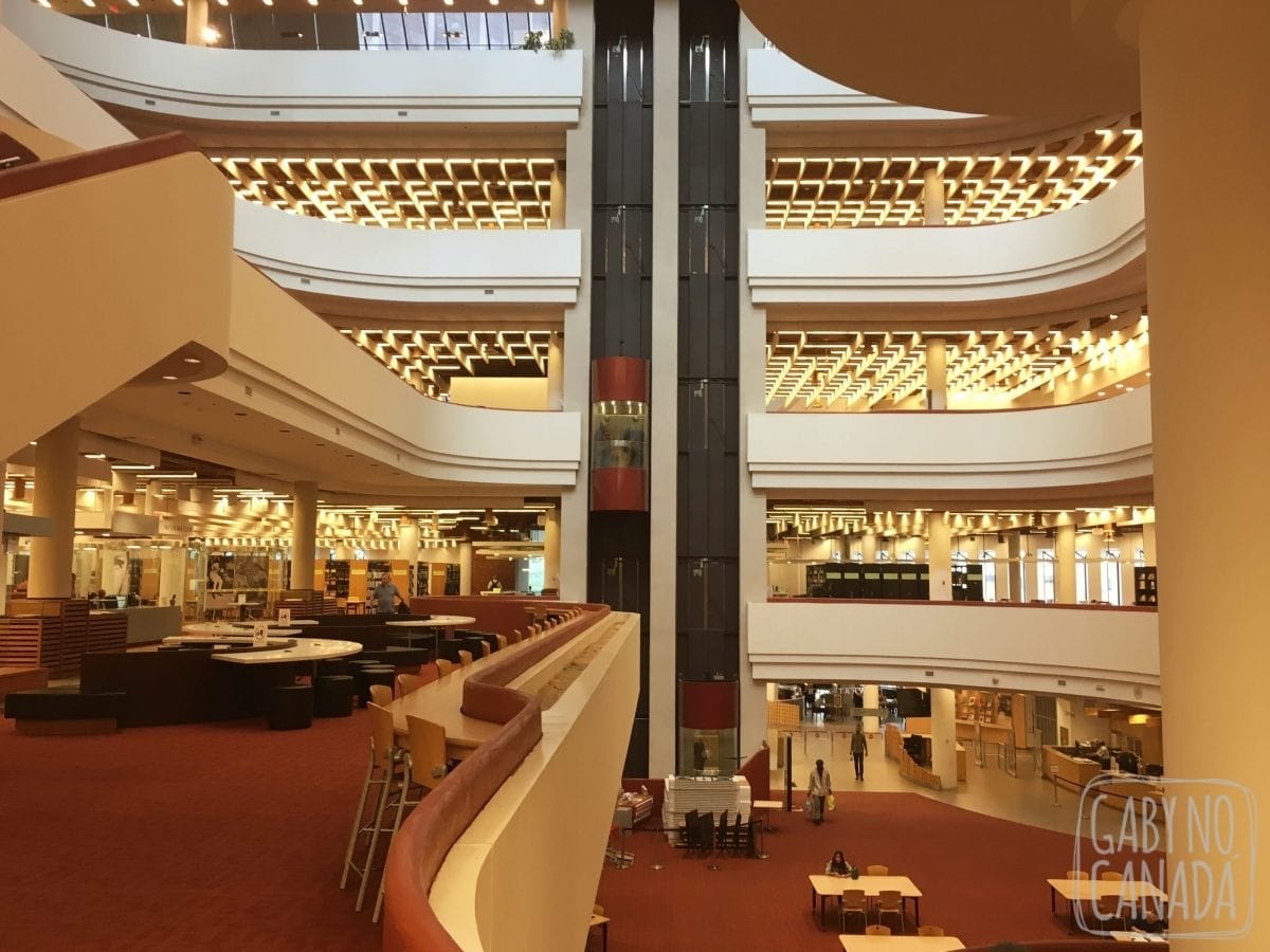 As incríveis formas e luzes da Toronto Reference Library, a maior ...