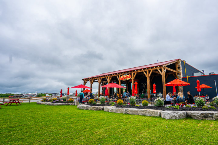 Tailwinds: almoçando dentro do Orillia Rama Regional Airport – Gaby no ...